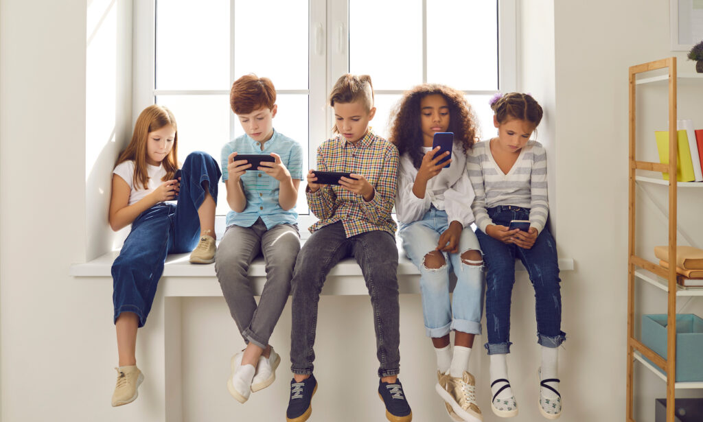 Illinois to require bell-to-bell student phone ban in public schools ...