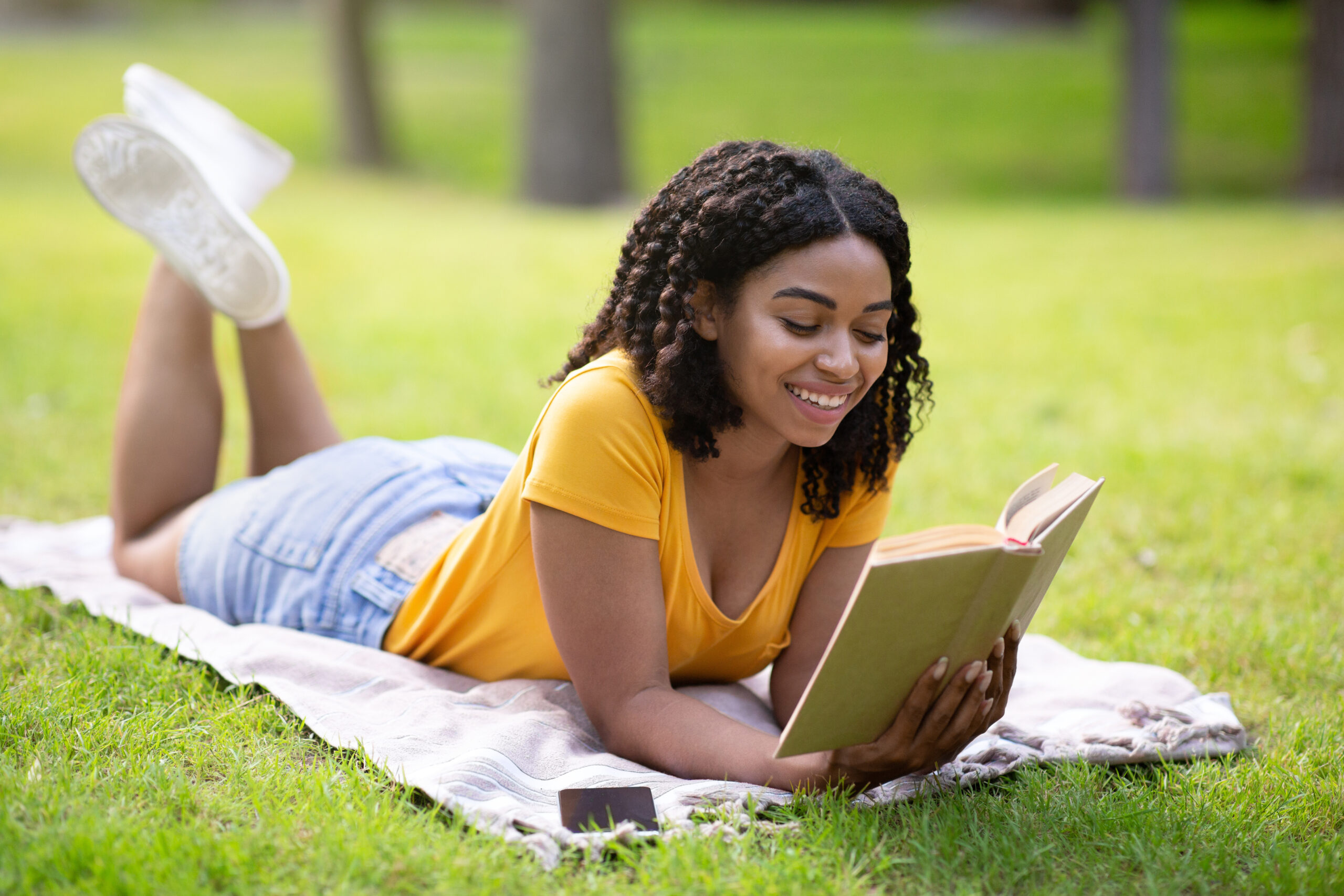 More Americans pledge to pick up books instead of screens, study finds ...